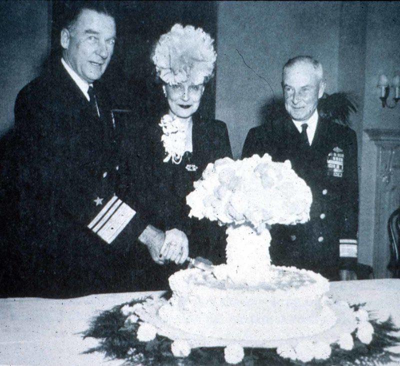 US military celebrate the atom bomb with a cake, 1946 - RAEL.ORG